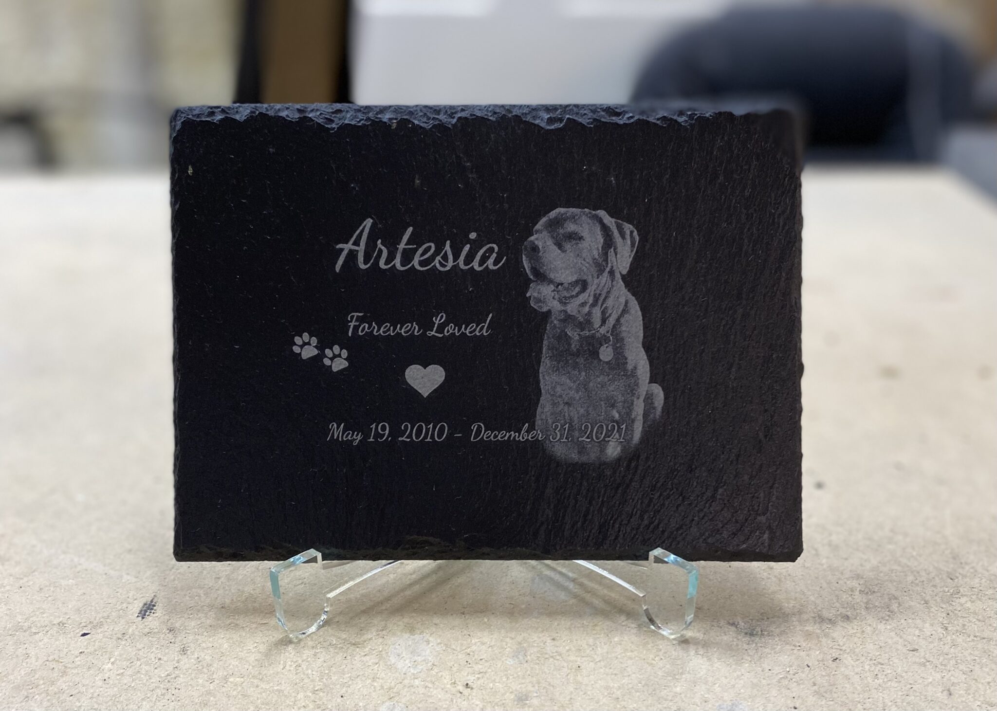 Slate pet memorial | Display stand included